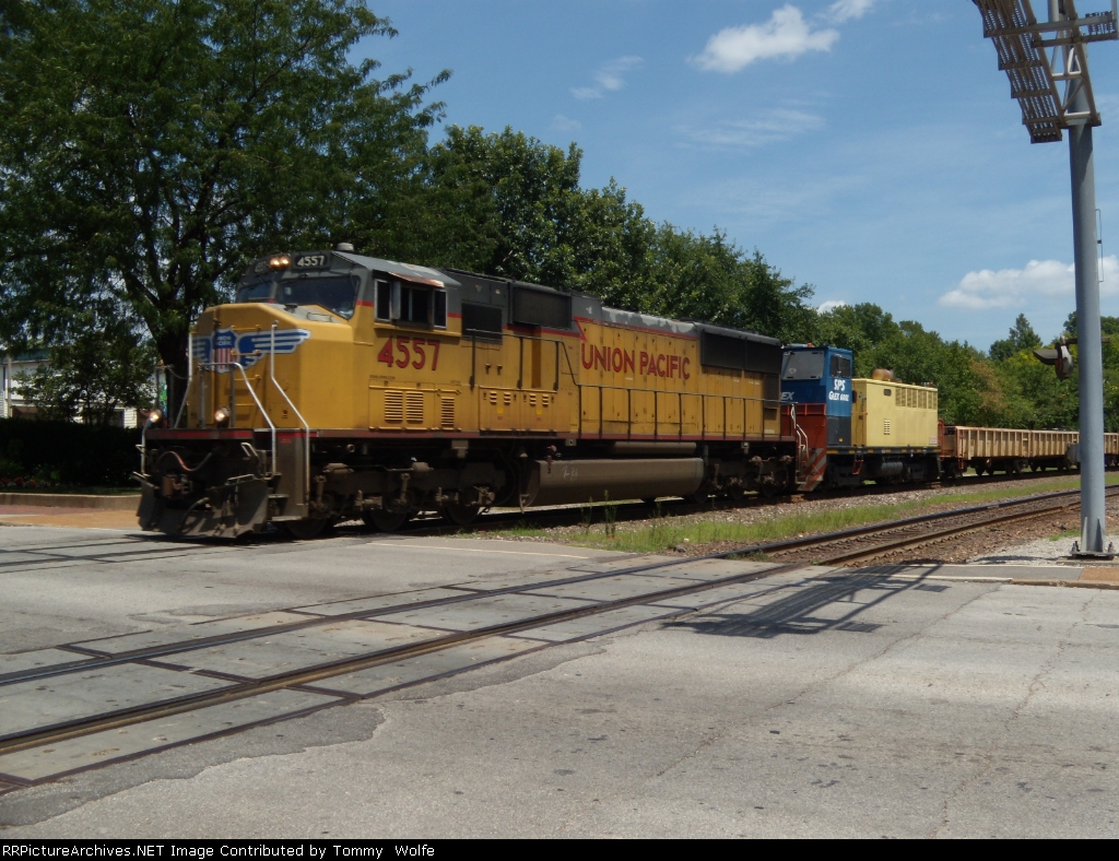 UP 4557 leads a landscaping train with SPS Grex 6001 west